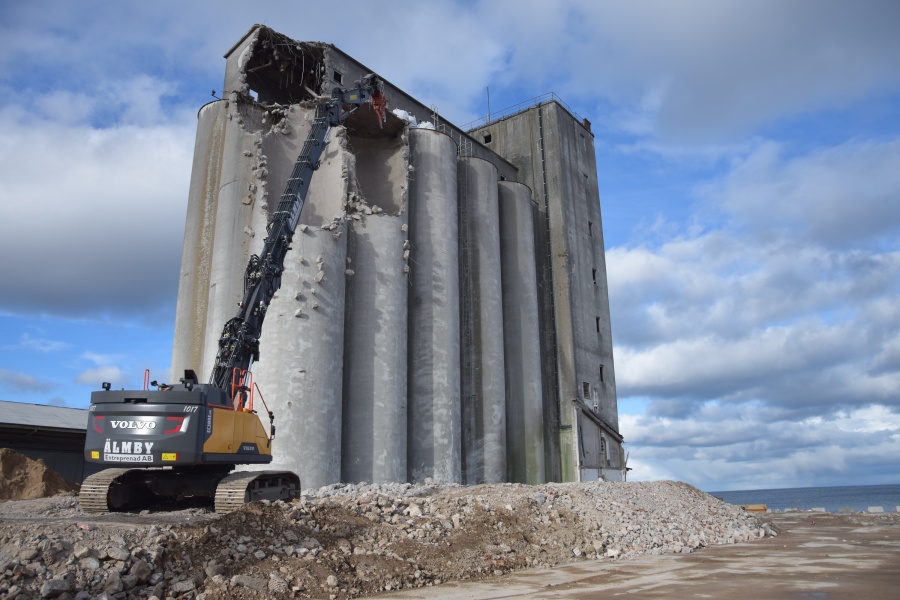 Professional Demolition International - 65 year old silo demolished ...